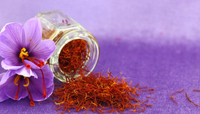 What Does Saffron Smell Like? [Plus 3 Must-Try Fragrances]